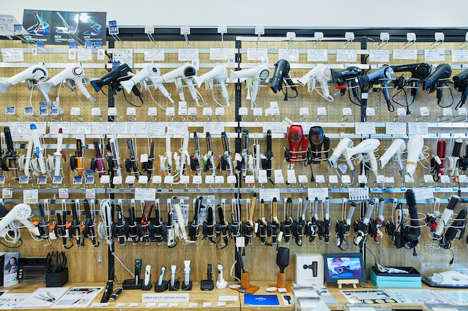 5,000点以上のサロン専売品が気軽に買える新感覚の美容室alotta吉祥寺店。お客さまとの信頼関係がより強固になるその仕組みとは。｜リクエストQJ