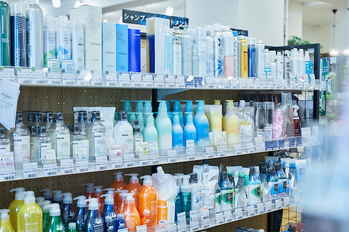 5,000点以上のサロン専売品が気軽に買える新感覚の美容室alotta吉祥寺店。お客さまとの信頼関係がより強固になるその仕組みとは。｜リクエストQJ