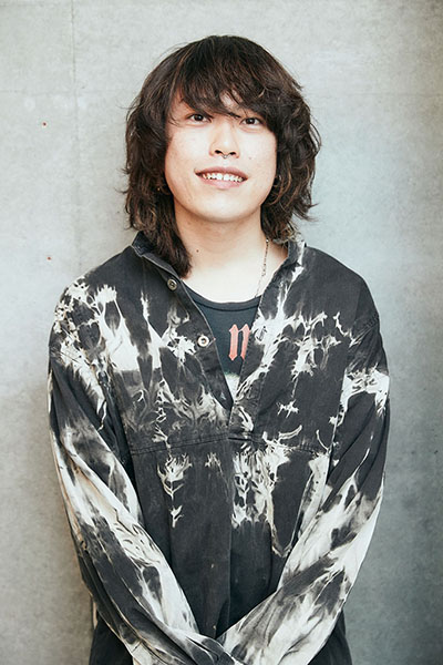 重ためモッサリヘアから「パーマのカリスマ」がつくるロックスタイル！ カットで応援！ センパイCHEERカット MAGNOLiA DAISUKEさん×SHOさん編｜リクエストQJ